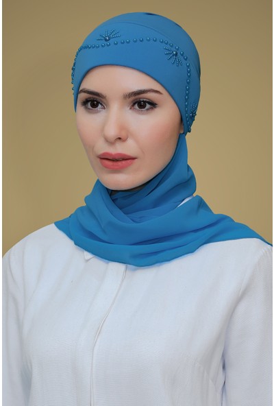 Hürrem Bone Mavi Pratik Hazır Geçmeli Tesettür Bone Sandy Kumaş Güllü Işlemeli Şifon Atkılı 1206A_34 Hürrem Bone Mavi Pratik Hazır Geçmeli Tesettür Bone Sandy Kumaş Güllü Işlemeli Şifon Atkılı 1206A_34