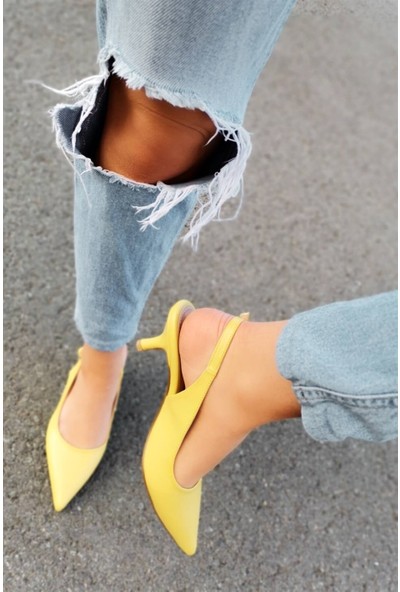 Pabuchh Cara Önü Kapalı Arkası Açık Alçak Topuklu Deri Stiletto Sarı Pabuchh Cara Önü Kapalı Arkası Açık Alçak Topuklu Deri Stiletto Sarı