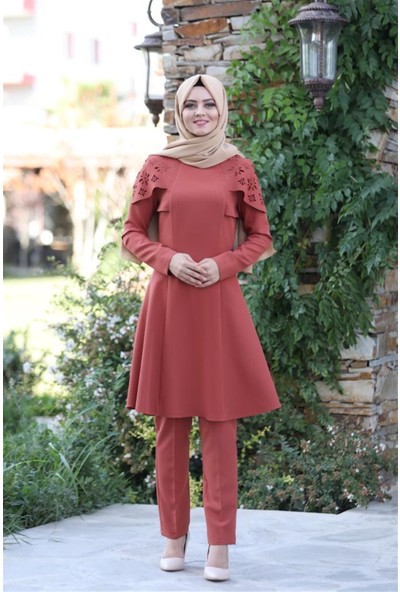 Moda Çizgi Pelerinli Takım Elbise MC0034 Kiremit Moda Çizgi Pelerinli Takım Elbise MC0034 Kiremit