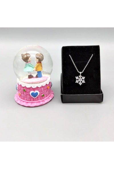 Hediyezin Elele Tutuşan Sevimli Çift Işıklı Kar Küresi ve Kar Tanesi Temalı Kolye