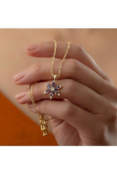 Ervanur Altın Kaplama Mor Taşlı Kamelya Çiçeği Kadın Kolye Ervanur Altın Kaplama Mor Taşlı Kamelya Çiçeği Kadın Kolye