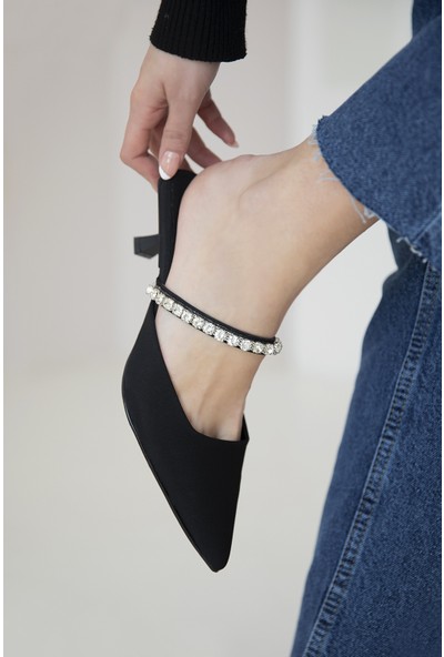 Madamra Siyah Kadın Parlak Taşlı Bant Detaylı Arkası Açık Topuklu Ayakkabı Madamra Siyah Kadın Parlak Taşlı Bant Detaylı Arkası Açık Topuklu Ayakkabı