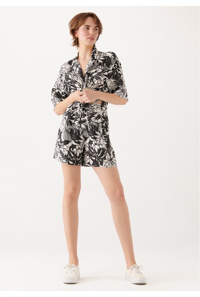 Mavi Çiçek Baskılı Şort