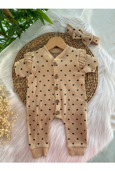 Miniğimin Cicileri Kalpler Desenli Düğmeli Bandanalı Bebek Tulum Miniğimin Cicileri Kalpler Desenli Düğmeli Bandanalı Bebek Tulum