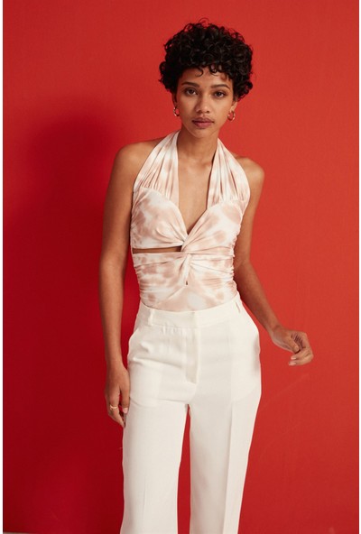 Vatkalı Batik Desenli Dekolteli Bodysuit