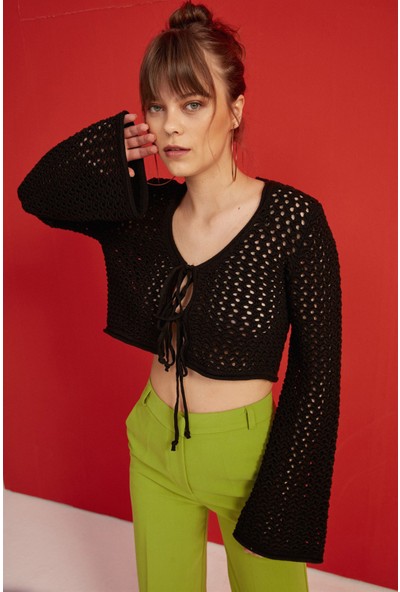 Vatkalı Önü Bağcıklı Triko Crop Hırka Siyah