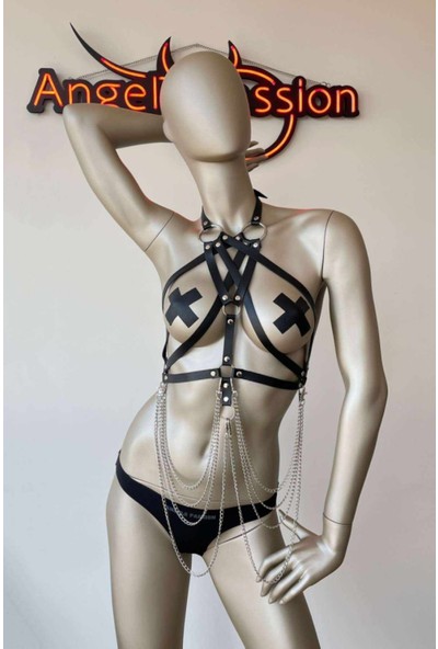 Göğüs Üzeri Şık Deri Harness Modası Göğüs Üzeri Şık Deri Harness Modası