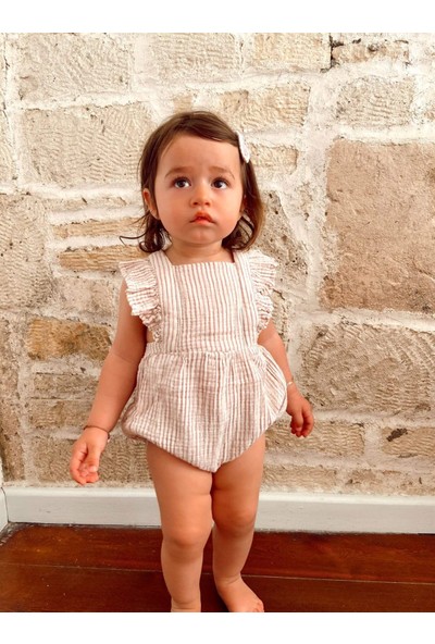 Cigit Askılı Fırfırlı Çizgili Müslin Şort Tulum 1-4 Yaş Koyu Pembe Çizgili Cigit Askılı Fırfırlı Çizgili Müslin Şort Tulum 1-4 Yaş Koyu Pembe Çizgili