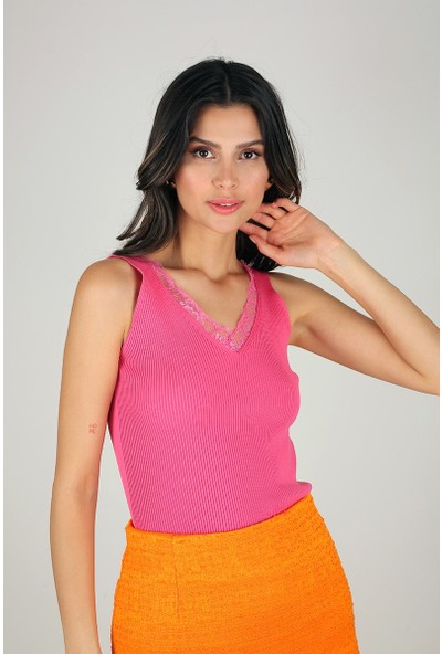 Spazio Albanino V Yaka Dantellitriko