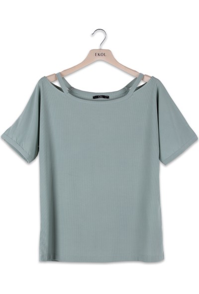 On Yakası Pencereli Kısa Kol Bluz