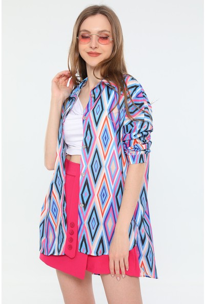 Mavi Kadın Oversize Yırtmaçlı Arkası Uzun Desenli Gömlek P-039837 Mavi Kadın Oversize Yırtmaçlı Arkası Uzun Desenli Gömlek P-039837