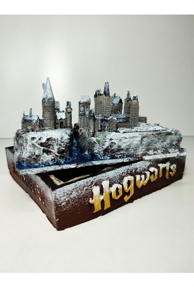 Hogwarts Cadılık ve Büyücülük Okulu Kış Versiyon - Sırlar Odası Gizli Bölmeli Polyester Obje Biblo Hogwarts Cadılık ve Büyücülük Okulu Kış Versiyon - Sırlar Odası Gizli Bölmeli Polyester Obje Biblo