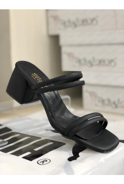 Thulia Düz Siyah Normal Topuklu Yazlık Terlik Thulia Düz Siyah Normal Topuklu Yazlık Terlik