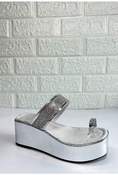 Bulut Ayakkabı Gümüş Kadın Parmak Arası Taşlı Dolgu Topuklu Terlik - Gümüş - 37 Bulut Ayakkabı Gümüş Kadın Parmak Arası Taşlı Dolgu Topuklu Terlik - Gümüş - 37