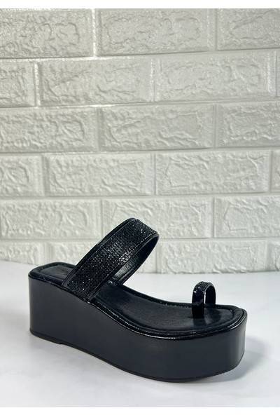Bulut Ayakkabı Siyah Kadın Parmak Arası Taşlı Dolgu Topuklu Terlik - Siyah - 36 Bulut Ayakkabı Siyah Kadın Parmak Arası Taşlı Dolgu Topuklu Terlik - Siyah - 36