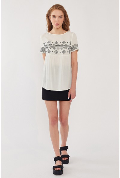 Nalu Beyaz Nakışlı Kısa Kollu Bluz