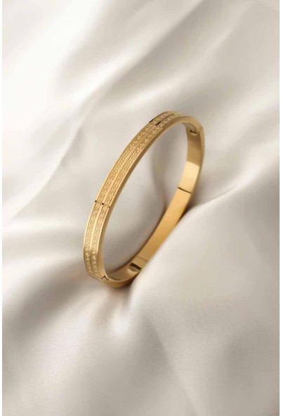 Clariss Motif Işlemeli Gold Renk Çelik Kadın Bileklik