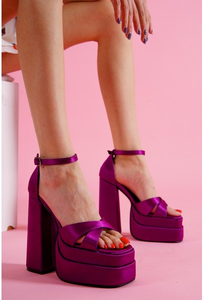 Divolya Paffi Mor Çapraz Bantlı Çift Katlı Platform Topuklu Ayakkabı Divolya Paffi Mor Çapraz Bantlı Çift Katlı Platform Topuklu Ayakkabı