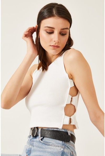 Oshebu Kadın Yanları Dekolteli Halka Aksesuarlı Crop Bluz Oshebu Kadın Yanları Dekolteli Halka Aksesuarlı Crop Bluz