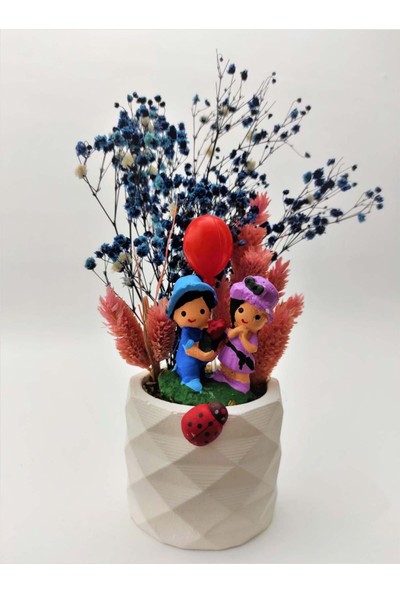 Çiçek Tutan Sevgili