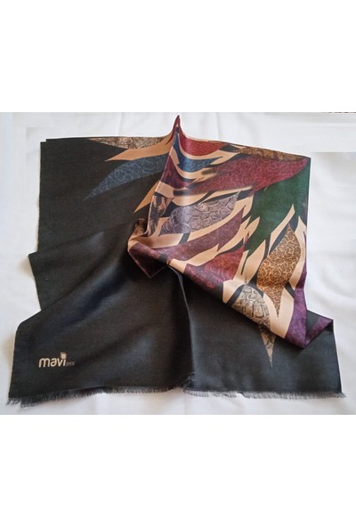 Mavi İpek Siyah ve Renkli Desenli Eşarp Mavi İpek Siyah ve Renkli Desenli Eşarp