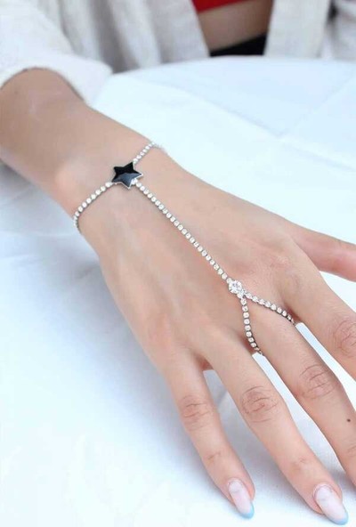 Clariss Zirkon Taşlı Siyah Yıldız Figürlü Kadın Şahmeran Clariss Zirkon Taşlı Siyah Yıldız Figürlü Kadın Şahmeran