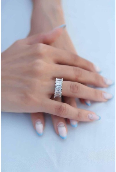 Clariss Zirkon Taşlı Gümüş Renk Baget Kadın Yüzük Clariss Zirkon Taşlı Gümüş Renk Baget Kadın Yüzük