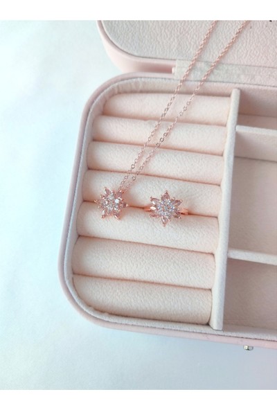 Evorya Kadın Rose Gold Kaplama Beyaz Zirkon Taşlı Lotus Çiçeği Kolye ve Yüzük Seti Evorya Kadın Rose Gold Kaplama Beyaz Zirkon Taşlı Lotus Çiçeği Kolye ve Yüzük Seti