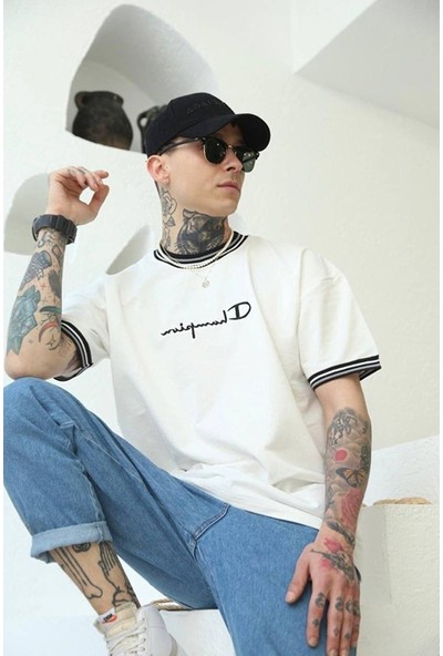Silver Belt Textil Ribanalı Nakış Işlemeli Beyaz Unisex Oversize T-Shirt Silver Belt Textil Ribanalı Nakış Işlemeli Beyaz Unisex Oversize T-Shirt