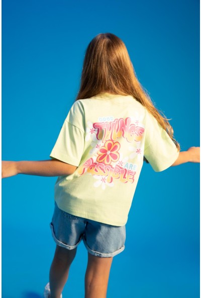 DeFacto Kız Çocuk Regular Fit Sırt Baskılı Kısa Kollu Tişört Y3953A622SM