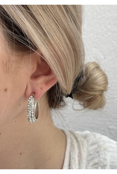 KİLİGİSTANBUL Taşlı Parlak Halka Küpe KİLİGİSTANBUL Taşlı Parlak Halka Küpe