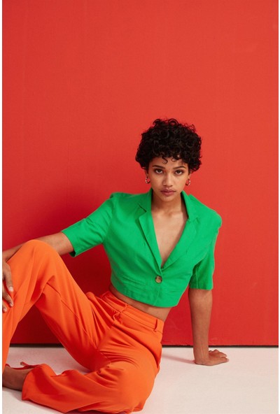 Vatkalı Sırt Dekolteli Keten Crop Ceket Yeşil Vatkalı Sırt Dekolteli Keten Crop Ceket Yeşil