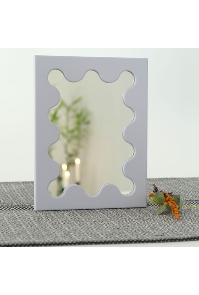 Farbelab Mm1 Dalgalı Kenarlı Açık Lila Renkli Ahşap Dekoratif Ayna 24X32CM Farbelab Mm1 Dalgalı Kenarlı Açık Lila Renkli Ahşap Dekoratif Ayna 24X32CM