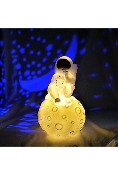 Hediyezin Ay Üzerinde Astronotlu Gece Lambası Hediyezin Ay Üzerinde Astronotlu Gece Lambası