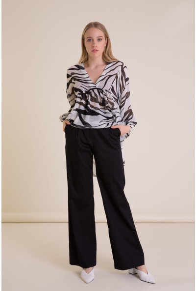Zebra Desenli Büzgülü Form Şifon Siyah Bluz Zebra Desenli Büzgülü Form Şifon Siyah Bluz