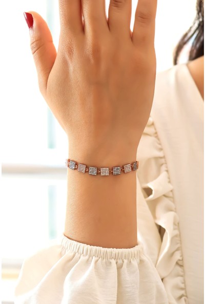 Kare Model Zirkon Taşlı Asansörlü Gümüş Bileklik 201020752 Kare Model Zirkon Taşlı Asansörlü Gümüş Bileklik 201020752