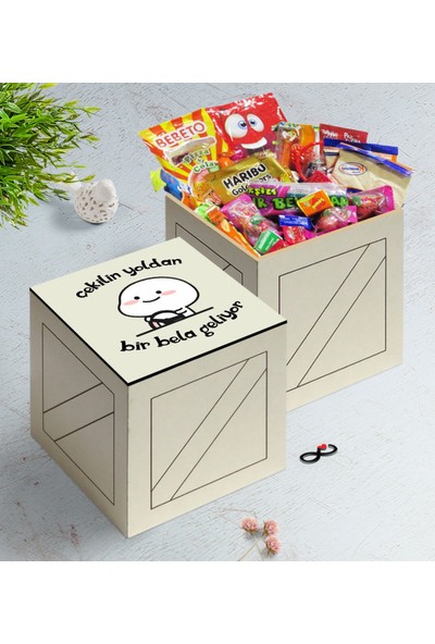 Bk Gift Bir Bela Geliyor Tasarı mlı Ahşap Kutuda Nostaljik Lezzetler Seti Bk Gift Bir Bela Geliyor Tasarı mlı Ahşap Kutuda Nostaljik Lezzetler Seti