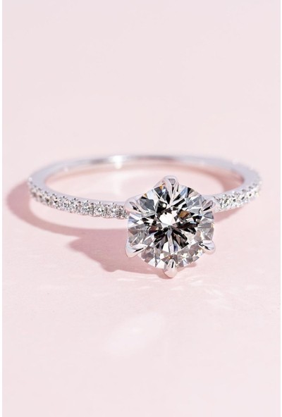 Crystal Diamond Zirconia Işıklı Kutuda, Muhteşem Parlaklıkta Laboratuvar Pırlantası 0.60 Karat Tektaş Yüzük Crystal Diamond Zirconia Işıklı Kutuda, Muhteşem Parlaklıkta Laboratuvar Pırlantası 0.60 Karat Tektaş Yüzük