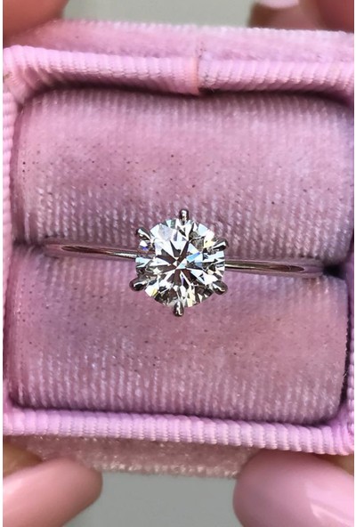 Crystal Diamond Zirconia Işıklı Kutuda Laboratuvar Pırlantası 0.50 Carat Tektaş Yüzük Crystal Diamond Zirconia Işıklı Kutuda Laboratuvar Pırlantası 0.50 Carat Tektaş Yüzük