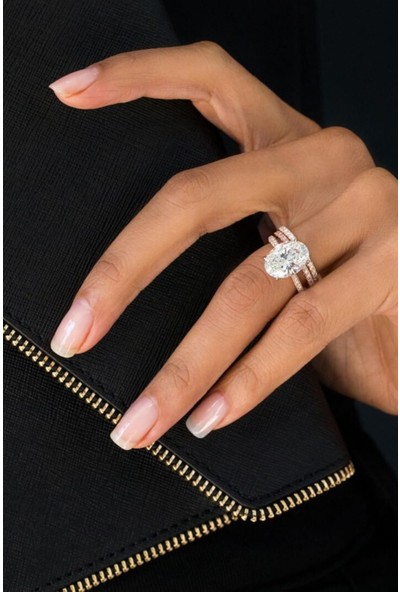 Crystal Diamond Zirconia Laboratuvar Pırlantası 4 Carat Oval Tektaş ve 2 Tamtur Yüzük Crystal Diamond Zirconia Laboratuvar Pırlantası 4 Carat Oval Tektaş ve 2 Tamtur Yüzük