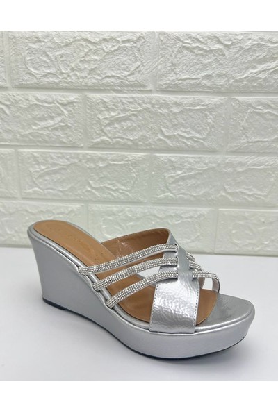 Bulut Ayakkabı Gümüş Kadın Üç Taşlı Günlük Abiye Dolgu Topuklu Terlik - Gümüş - 40 Bulut Ayakkabı Gümüş Kadın Üç Taşlı Günlük Abiye Dolgu Topuklu Terlik - Gümüş - 40