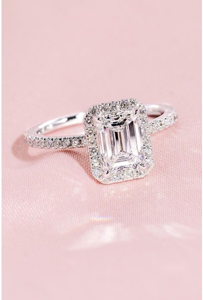 Crystal Diamond Zirconia Sertifikalı Laboratuvar Pırlantası 1.01 Karat Özel Kesim Baget Yüzük Crystal Diamond Zirconia Sertifikalı Laboratuvar Pırlantası 1.01 Karat Özel Kesim Baget Yüzük