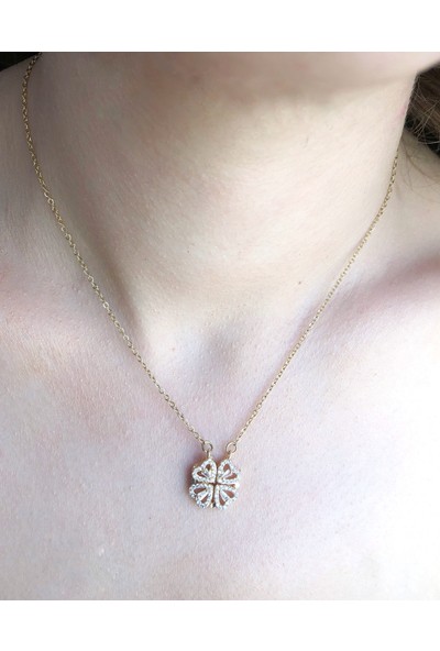 Saccuro Swarovski Taşlı Yonca Desenli Mıknatıslı Kolye Saccuro Swarovski Taşlı Yonca Desenli Mıknatıslı Kolye