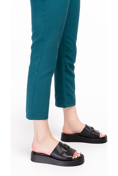 Gondol Kadın Hakiki Deri Toka Detaylı Şık Lüks Terlik IZ.5003 - Siyah - 36 Gondol Kadın Hakiki Deri Toka Detaylı Şık Lüks Terlik IZ.5003 - Siyah - 36