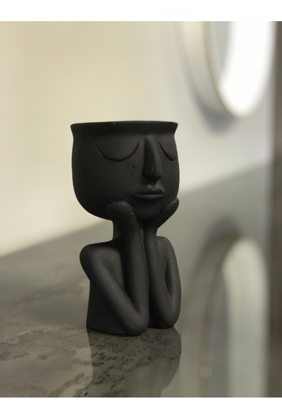 Edda DSG Eli Yüzünde Düşünen Adam Saksı Siyah Edda DSG Eli Yüzünde Düşünen Adam Saksı Siyah