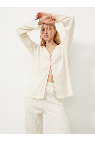 Xint Açık V Yaka Rahat Kesim Uzun Kollu Gömlek Xint Açık V Yaka Rahat Kesim Uzun Kollu Gömlek