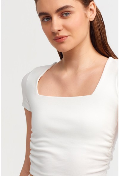 Kare Yaka Büzgülü Bluz