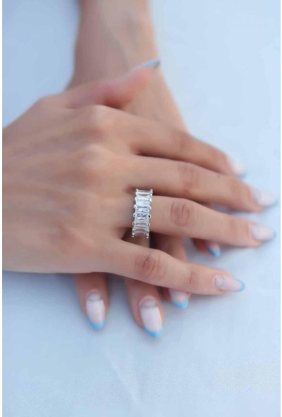 Clariss Zirkon Taşlı Gümüş Renk Baget Kadın Yüzük Clariss Zirkon Taşlı Gümüş Renk Baget Kadın Yüzük