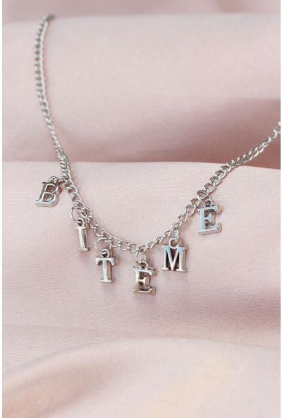 Clariss Yeni Sezon Biteme Yazılı Gümüş Renk Sallantılı Kadın Kolye