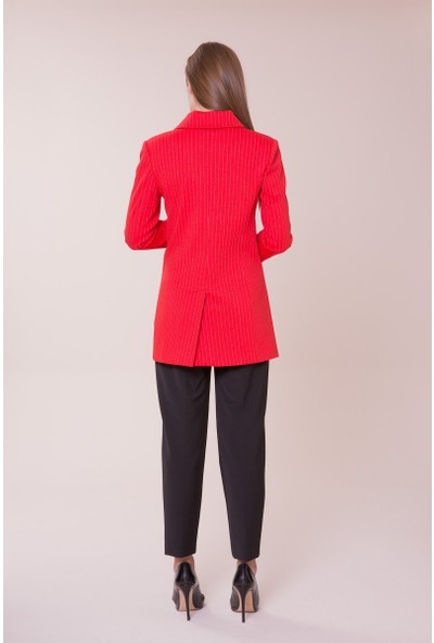 Yakası Broş Detaylı Kırmızı Ceket